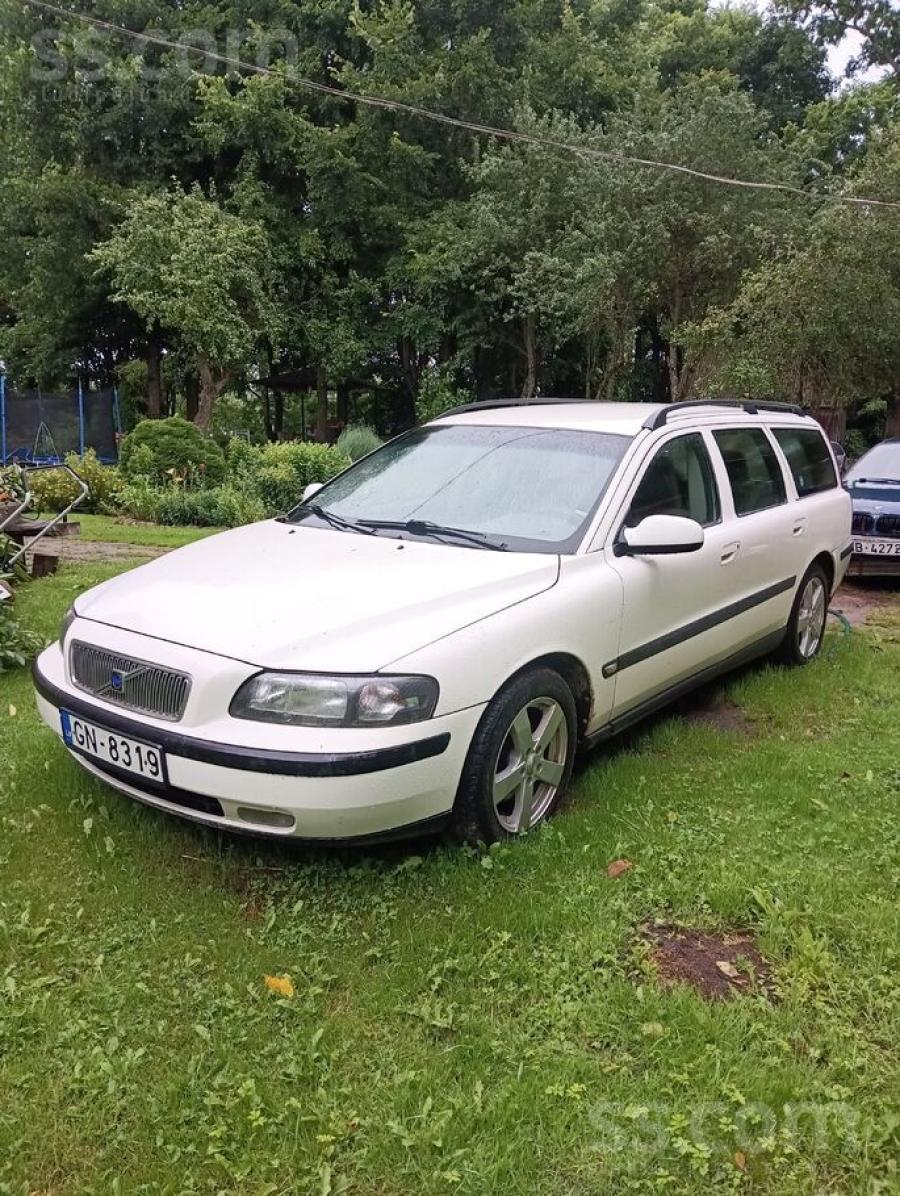 White Volvo V70 2001 in Jekabpils, with an engine capacity of 2.50 L and mileage of 598 thousand km for 1000 €, photo 1 on AUTOMOTO.COM.LV