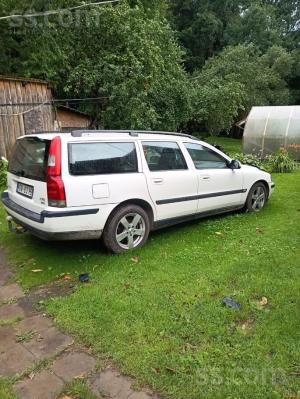 White Volvo V70 2001 in Jekabpils, with an engine capacity of 2.50 L and mileage of 598 thousand km for 1000 €, photo 4 on AUTOMOTO.COM.LV