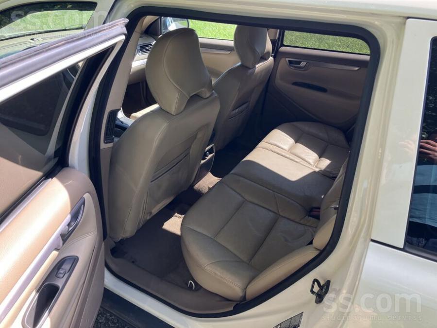 Balts Volvo V70 2002 Rīga, ar dzinēja tilpumu 2.30 L un nobraukumu 540 tūkst. km par 2100 €, foto 1 vietnē AUTOMOTO.COM.LV