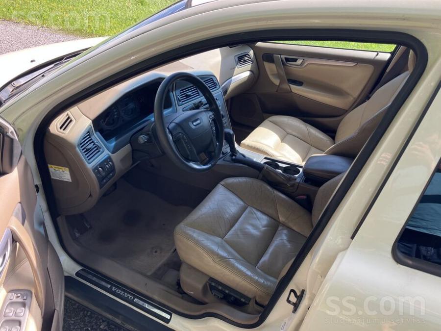 Balts Volvo V70 2002 Rīga, ar dzinēja tilpumu 2.30 L un nobraukumu 540 tūkst. km par 2100 €, foto 3 vietnē AUTOMOTO.COM.LV