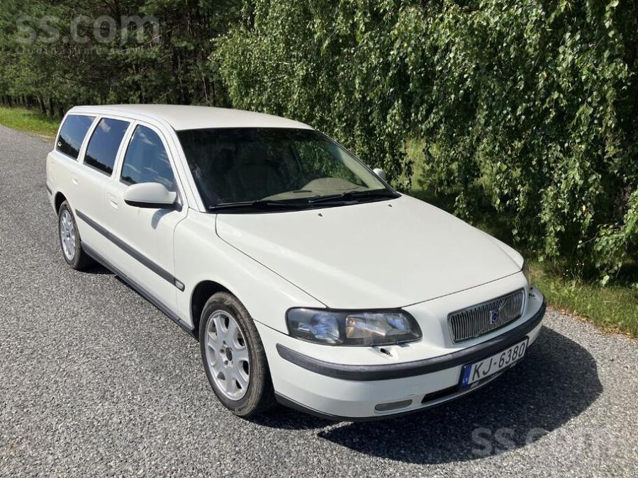 Balts Volvo V70 2002 Rīga, ar dzinēja tilpumu 2.30 L un nobraukumu 540 tūkst. km par 2100 €, foto 4 vietnē AUTOMOTO.COM.LV