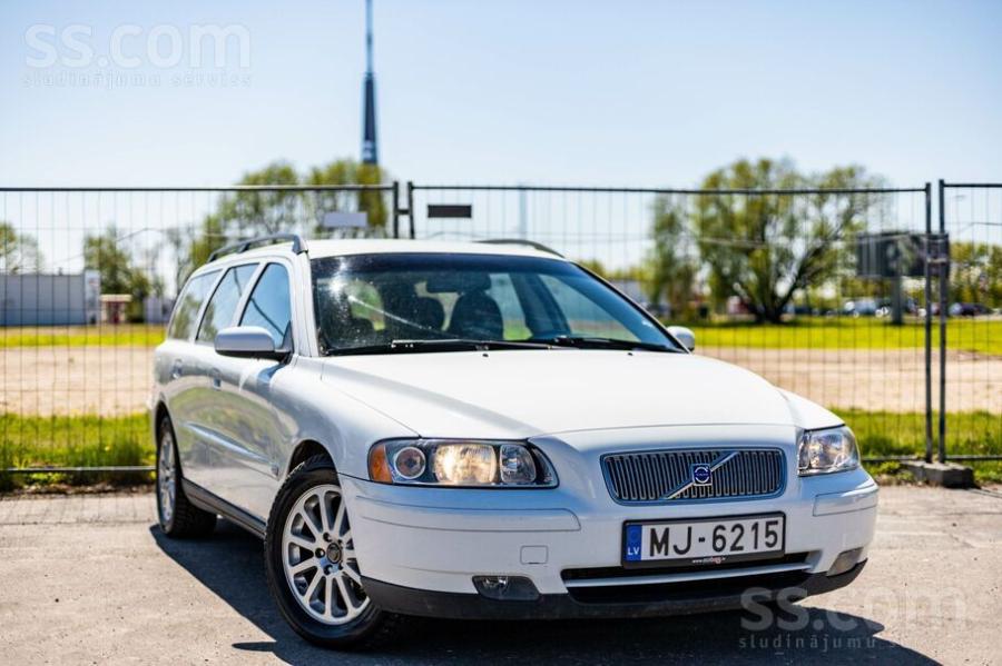 White Volvo V70 2006 in Riga, with an engine capacity of 2.40 L and mileage of 273 thousand km for 3650 €, photo 2 on AUTOMOTO.COM.LV