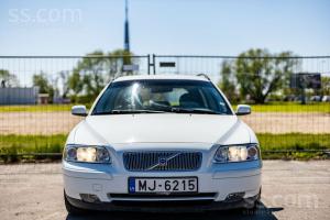 White Volvo V70 2006 in Riga, with an engine capacity of 2.40 L and mileage of 273 thousand km for 3650 €, photo 3 on AUTOMOTO.COM.LV