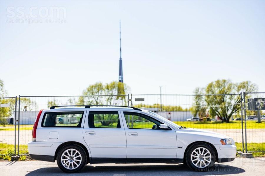 White Volvo V70 2006 in Riga, with an engine capacity of 2.40 L and mileage of 273 thousand km for 3650 €, photo 4 on AUTOMOTO.COM.LV