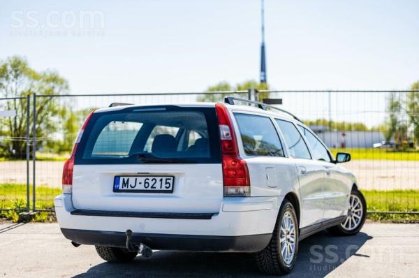 White Volvo V70 2006 in Riga, with an engine capacity of 2.40 L and mileage of 273 thousand km for 1250 €, photo 6 on AUTOMOTO.COM.LV