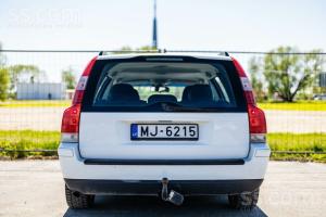 White Volvo V70 2006 in Riga, with an engine capacity of 2.40 L and mileage of 273 thousand km for 3650 €, photo 8 on AUTOMOTO.COM.LV