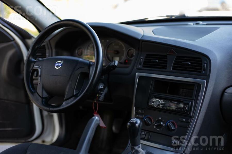 White Volvo V70 2006 in Riga, with an engine capacity of 2.40 L and mileage of 273 thousand km for 3650 €, photo 16 on AUTOMOTO.COM.LV