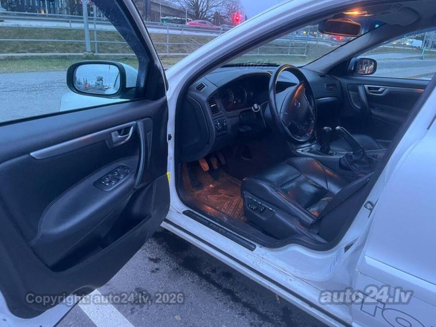 White Volvo V70 2006 in Tallinn, with an engine capacity of 2.40 L and mileage of 349 thousand km for 2400 €, photo 9 on AUTOMOTO.COM.LV