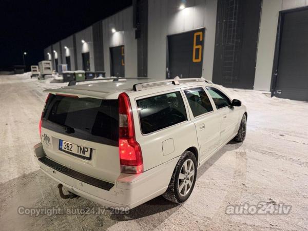 White Volvo V70 2006 in Tallinn, with an engine capacity of 2.40 L and mileage of 349 thousand km for 2499 €, photo 5 on AUTOMOTO.COM.LV