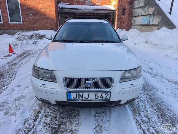 White Volvo V70 2006 in Vilnius, with an engine capacity of 2.50 L and mileage of 260 thousand km for 1000 €, photo 2 on AUTOMOTO.COM.LV