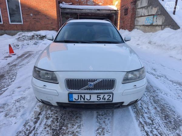 White Volvo V70 2006 in Vilnius, with an engine capacity of 2.50 L and mileage of 260 thousand km for 899 €, photo 2 on AUTOMOTO.COM.LV