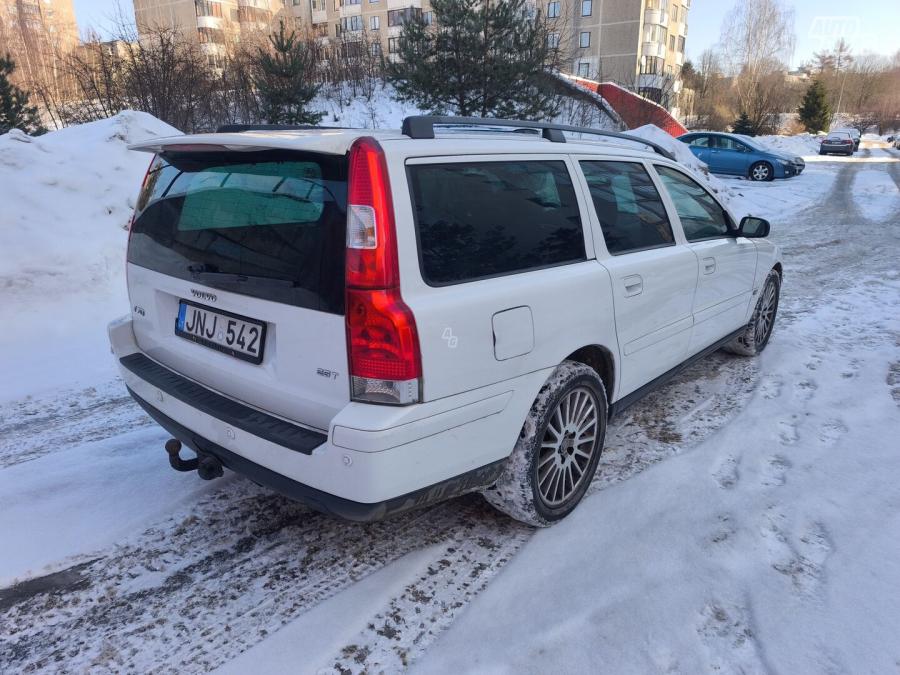 White Volvo V70 2006 in Vilnius, with an engine capacity of 2.50 L and mileage of 260 thousand km for 899 €, photo 4 on AUTOMOTO.COM.LV
