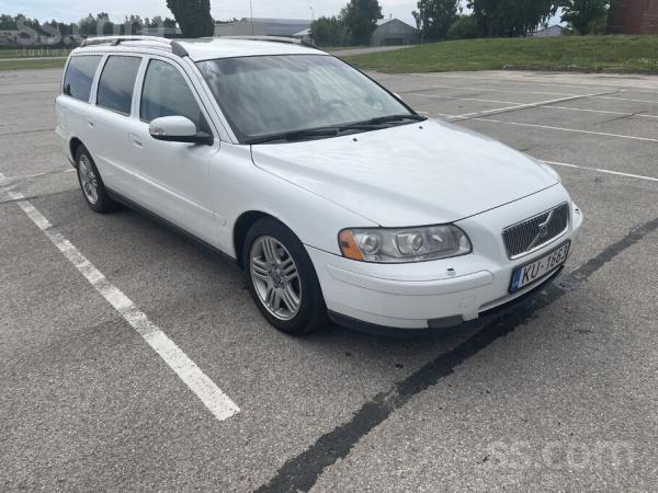 White Volvo V70 2006 in Riga, with an engine capacity of 2.40 L and mileage of 436 thousand km for 1450 €, photo 1 on AUTOMOTO.COM.LV