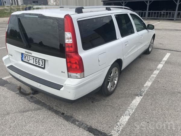 White Volvo V70 2006 in Riga, with an engine capacity of 2.40 L and mileage of 436 thousand km for 1450 €, photo 4 on AUTOMOTO.COM.LV