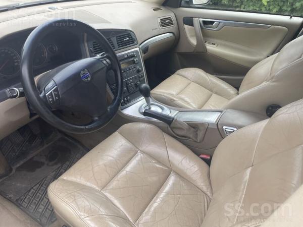 White Volvo V70 2006 in Riga, with an engine capacity of 2.40 L and mileage of 436 thousand km for 1450 €, photo 6 on AUTOMOTO.COM.LV