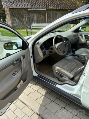 White Volvo V70 2006 in Limbazi, with an engine capacity of 2.40 L and mileage of 281 thousand km for 2500 €, photo 9 on AUTOMOTO.COM.LV
