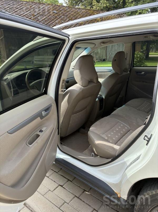 White Volvo V70 2006 in Limbazi, with an engine capacity of 2.40 L and mileage of 281 thousand km for 2500 €, photo 11 on AUTOMOTO.COM.LV