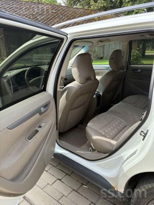White Volvo V70 2006 in Limbazi, with an engine capacity of 2.40 L and mileage of 281 thousand km for 2500 €, photo 11 on AUTOMOTO.COM.LV