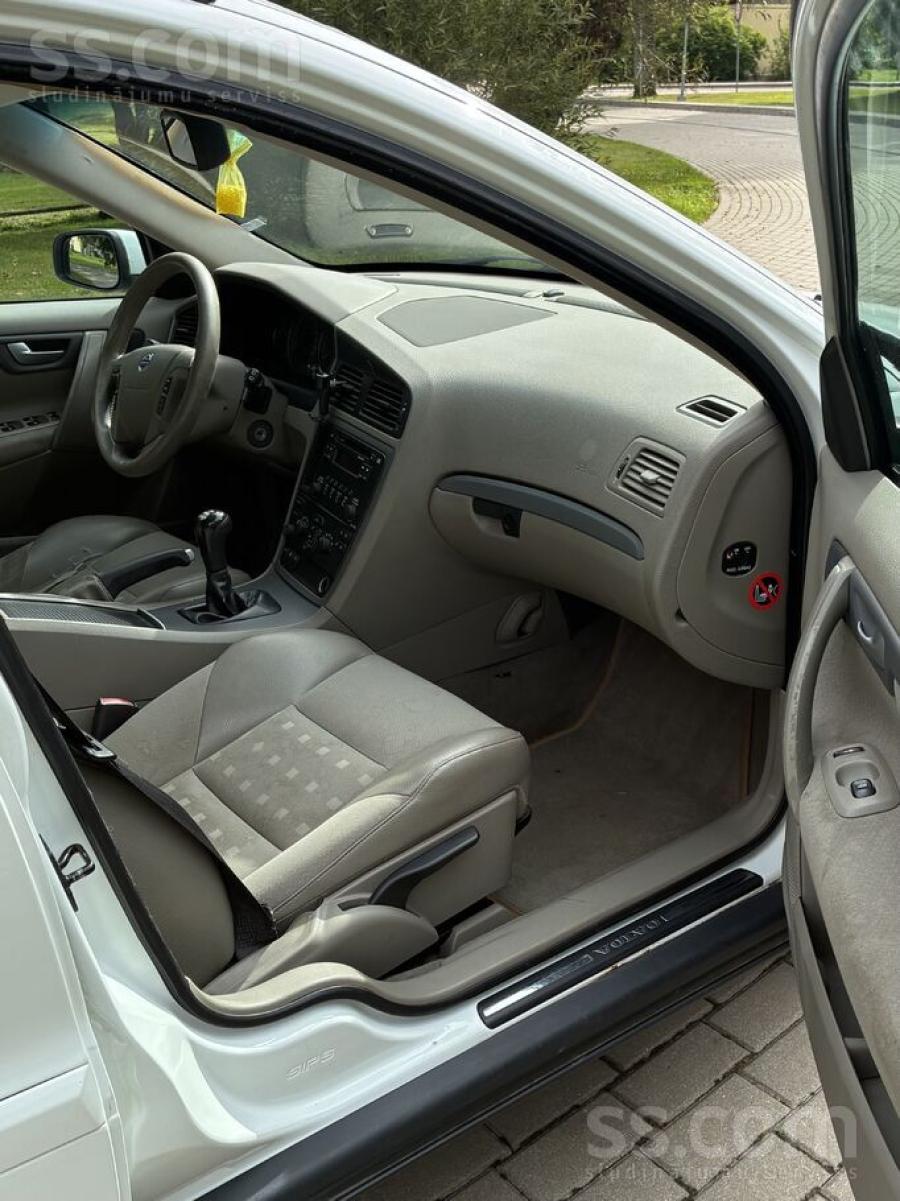 White Volvo V70 2006 in Limbazi, with an engine capacity of 2.40 L and mileage of 281 thousand km for 2500 €, photo 14 on AUTOMOTO.COM.LV
