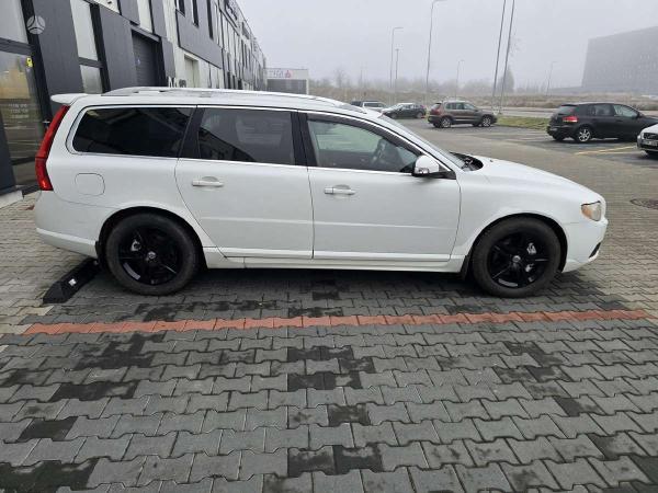 Balts Volvo V70 2007 Viļņa, ar dzinēja tilpumu 2.40 L un nobraukumu 397 tūkst. km par 1850 €, foto 3 vietnē AUTOMOTO.COM.LV