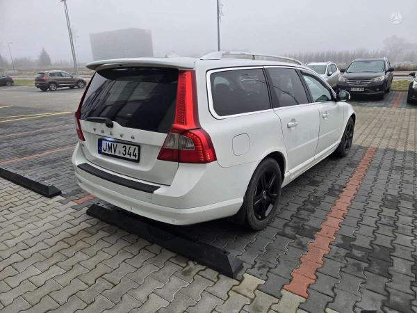 Balts Volvo V70 2007 Viļņa, ar dzinēja tilpumu 2.40 L un nobraukumu 397 tūkst. km par 1850 €, foto 4 vietnē AUTOMOTO.COM.LV