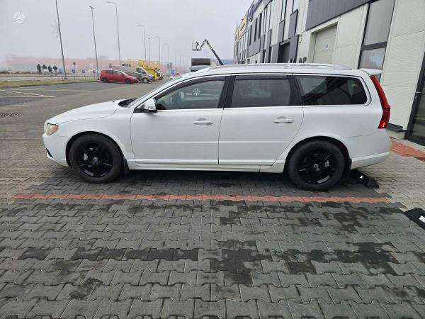 Balts Volvo V70 2007 Viļņa, ar dzinēja tilpumu 2.40 L un nobraukumu 397 tūkst. km par 1850 €, foto 6 vietnē AUTOMOTO.COM.LV