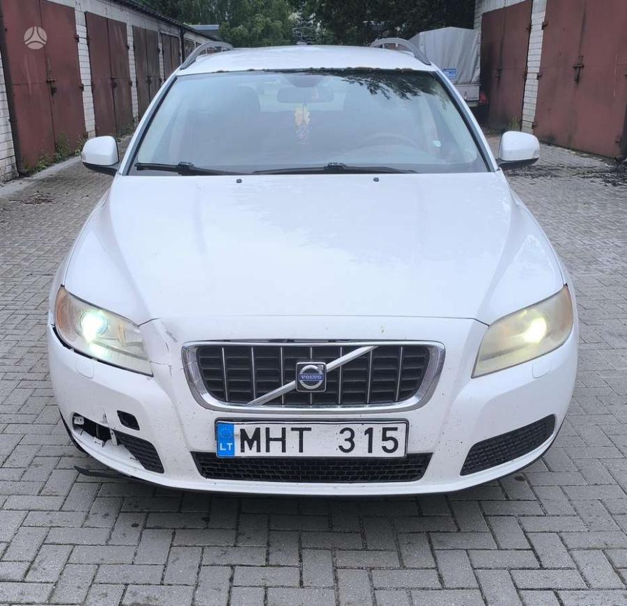 White Volvo V70 2007 in Vilnius, with an engine capacity of 2.40 L and mileage of 550 thousand km for 1200 €, photo 3 on AUTOMOTO.COM.LV