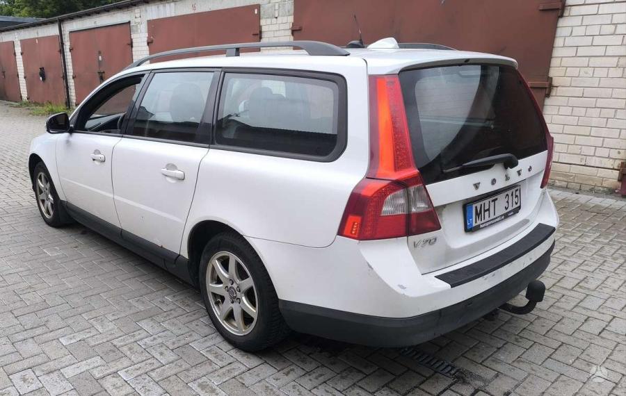 White Volvo V70 2007 in Vilnius, with an engine capacity of 2.40 L and mileage of 550 thousand km for 1200 €, photo 6 on AUTOMOTO.COM.LV