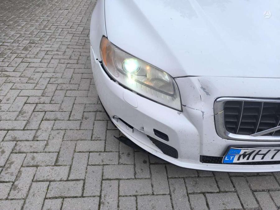 White Volvo V70 2007 in Vilnius, with an engine capacity of 2.40 L and mileage of 550 thousand km for 1200 €, photo 7 on AUTOMOTO.COM.LV