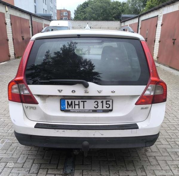 White Volvo V70 2007 in Vilnius, with an engine capacity of 2.40 L and mileage of 550 thousand km for 1200 €, photo 7 on AUTOMOTO.COM.LV