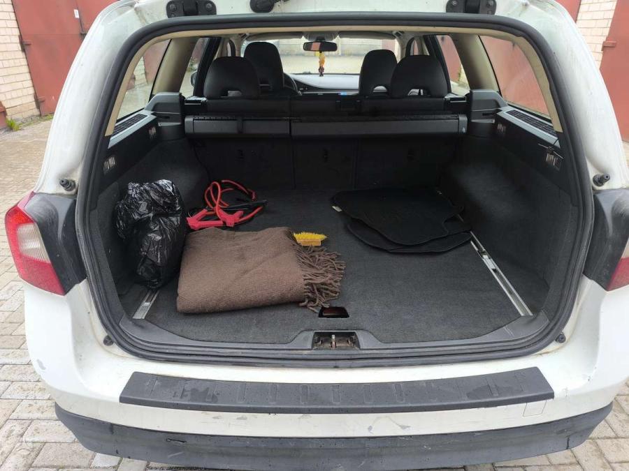 White Volvo V70 2007 in Vilnius, with an engine capacity of 2.40 L and mileage of 550 thousand km for 1200 €, photo 11 on AUTOMOTO.COM.LV