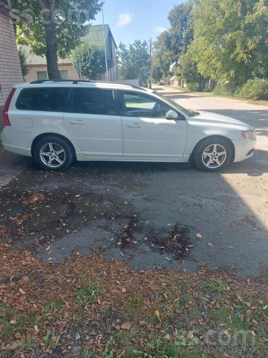 Balts Volvo V70 2007 Daugavpils, ar dzinēja tilpumu 2.40 L un nobraukumu 301 tūkst. km par 2700 €, foto 1 vietnē AUTOMOTO.COM.LV