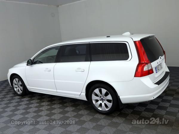 Balts Volvo V70 2008 Tallina, ar dzinēja tilpumu 2.40 L un nobraukumu 319 tūkst. km par 2599 €, foto 4 vietnē AUTOMOTO.COM.LV