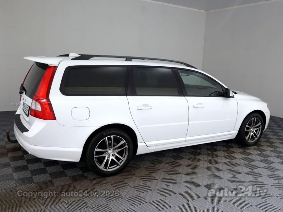 White Volvo V70 2009 in Tallinn, with an engine capacity of 2.40 L and mileage of 294 thousand km for 2999 €, photo 3 on AUTOMOTO.COM.LV