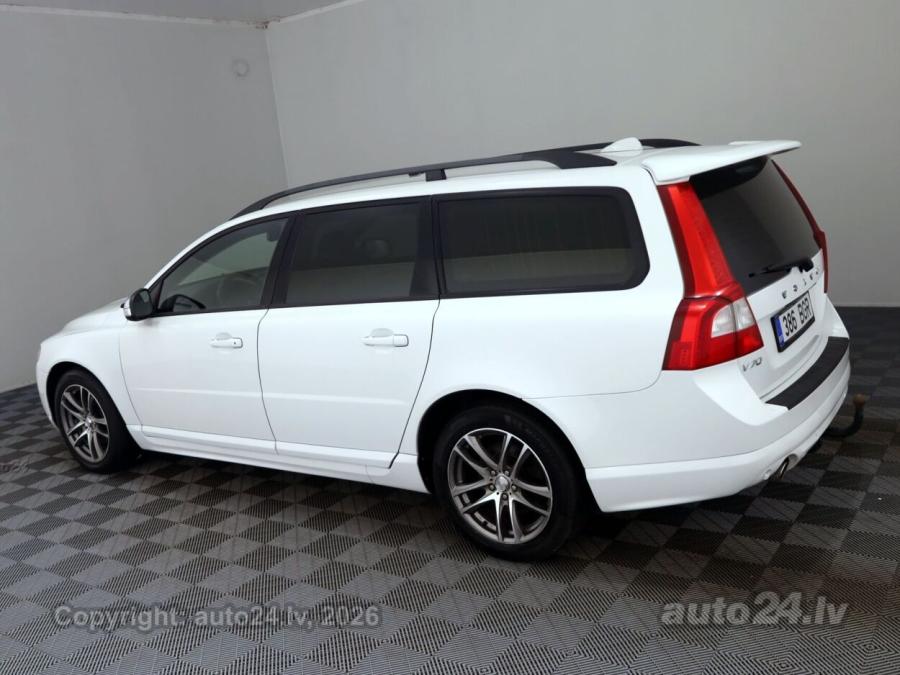 White Volvo V70 2009 in Tallinn, with an engine capacity of 2.40 L and mileage of 294 thousand km for 2999 €, photo 4 on AUTOMOTO.COM.LV
