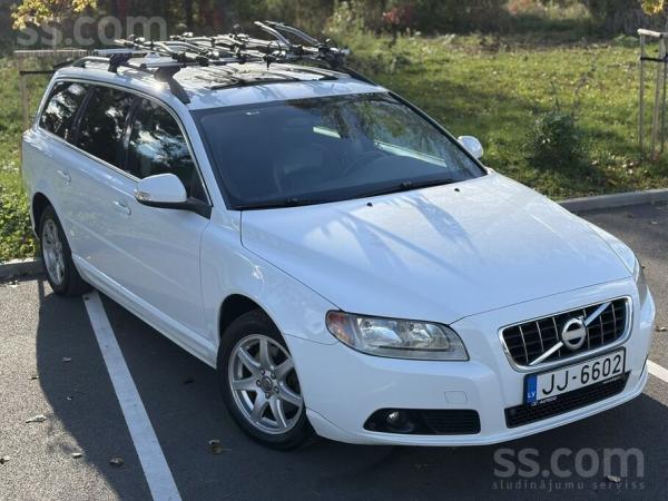 White Volvo V70 2009 in Riga, with an engine capacity of 2.40 L and mileage of 364 thousand km for 2950 €, photo 1 on AUTOMOTO.COM.LV