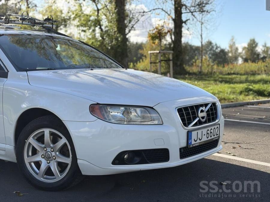 White Volvo V70 2009 in Riga, with an engine capacity of 2.40 L and mileage of 364 thousand km for 2950 €, photo 3 on AUTOMOTO.COM.LV