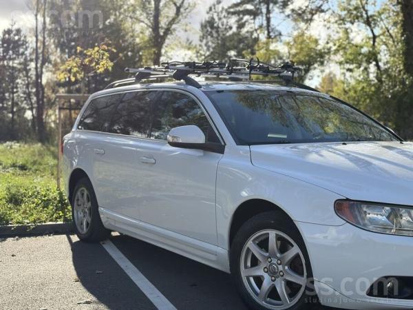 White Volvo V70 2009 in Riga, with an engine capacity of 2.40 L and mileage of 364 thousand km for 2950 €, photo 4 on AUTOMOTO.COM.LV