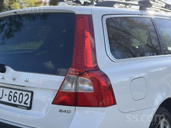White Volvo V70 2009 in Riga, with an engine capacity of 2.40 L and mileage of 364 thousand km for 2950 €, photo 6 on AUTOMOTO.COM.LV