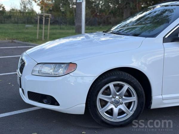White Volvo V70 2009 in Riga, with an engine capacity of 2.40 L and mileage of 364 thousand km for 2950 €, photo 11 on AUTOMOTO.COM.LV