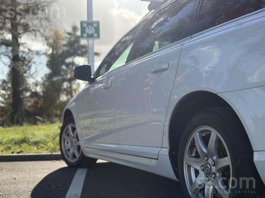 White Volvo V70 2009 in Riga, with an engine capacity of 2.40 L and mileage of 364 thousand km for 2950 €, photo 14 on AUTOMOTO.COM.LV