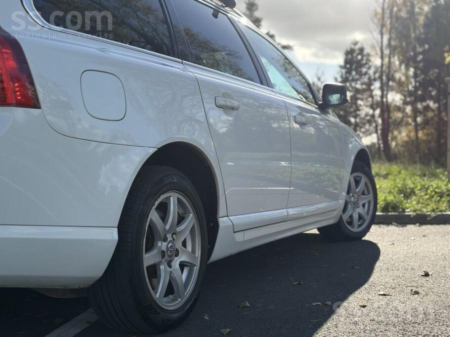 White Volvo V70 2009 in Riga, with an engine capacity of 2.40 L and mileage of 364 thousand km for 2950 €, photo 15 on AUTOMOTO.COM.LV