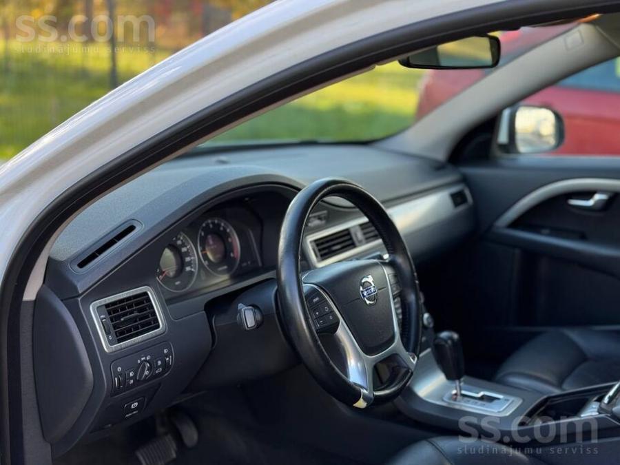 White Volvo V70 2009 in Riga, with an engine capacity of 2.40 L and mileage of 364 thousand km for 2950 €, photo 16 on AUTOMOTO.COM.LV