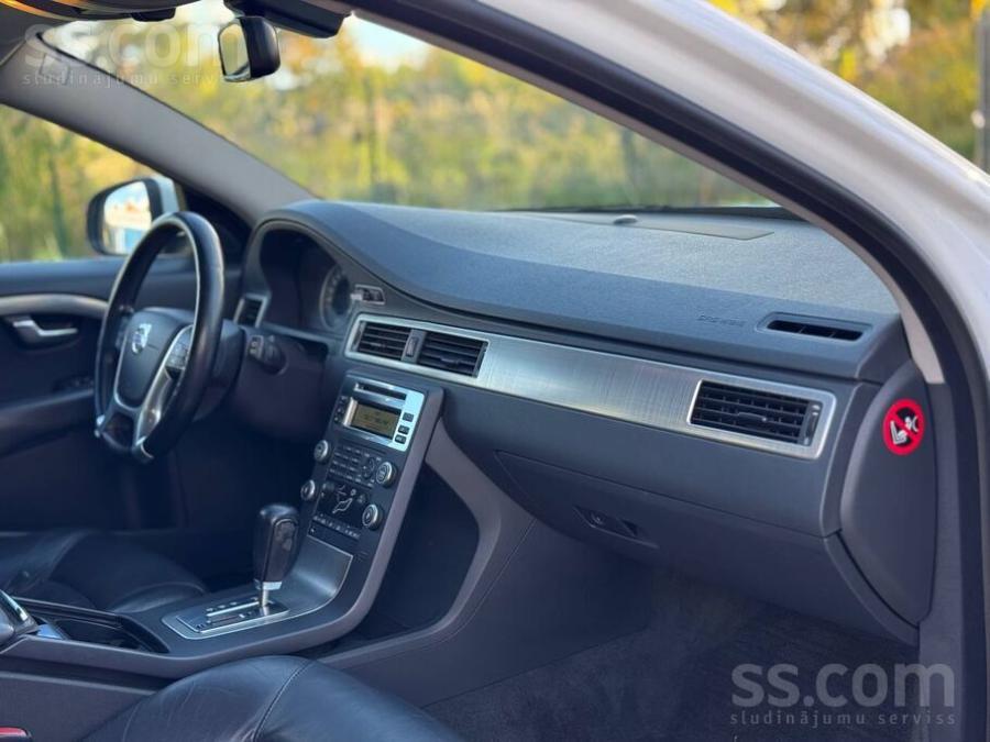 White Volvo V70 2009 in Riga, with an engine capacity of 2.40 L and mileage of 364 thousand km for 2950 €, photo 26 on AUTOMOTO.COM.LV