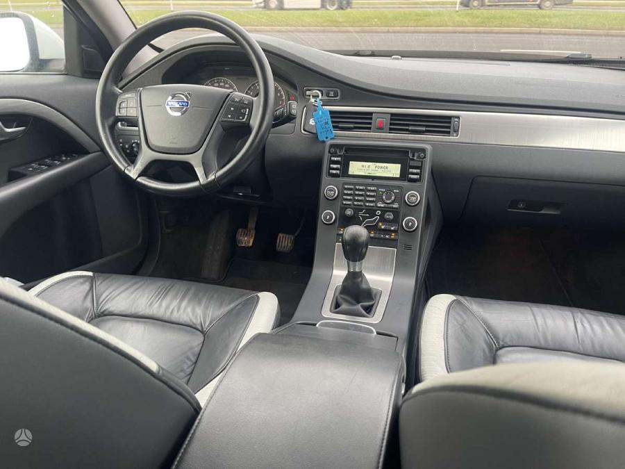Balts Volvo V70 2010 Kauņa, ar dzinēja tilpumu 2.00 L un nobraukumu 277 tūkst. km par 3650 €, foto 23 vietnē AUTOMOTO.COM.LV