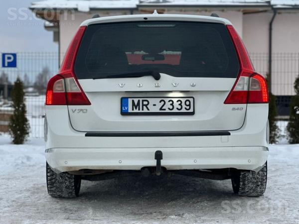 White Volvo V70 2010 in Jelgava, with an engine capacity of 2.40 L and mileage of 0 thousand km for 4750 €, photo 4 on AUTOMOTO.COM.LV