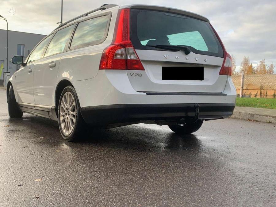 White Volvo V70 2010 in Kaunas, with an engine capacity of 1.56 L and mileage of 290 thousand km for 2750 €, photo 3 on AUTOMOTO.COM.LV