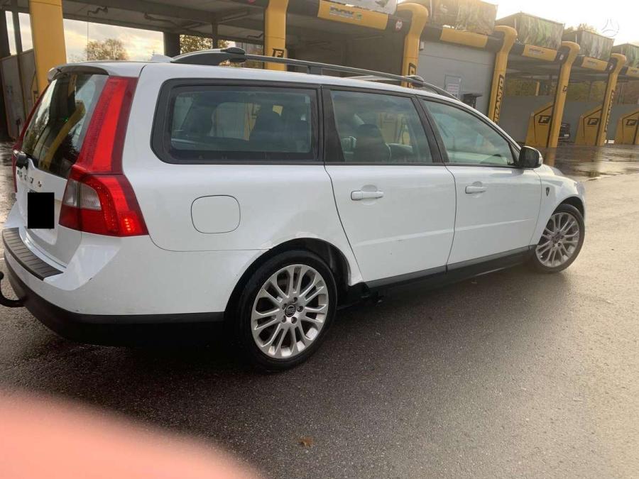 White Volvo V70 2010 in Kaunas, with an engine capacity of 1.56 L and mileage of 290 thousand km for 2750 €, photo 4 on AUTOMOTO.COM.LV