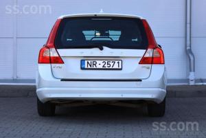 White Volvo V70 2010 in Riga, with an engine capacity of 1.60 L and mileage of 0 thousand km for 3495 €, photo 6 on AUTOMOTO.COM.LV