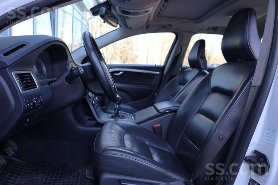 White Volvo V70 2010 in Riga, with an engine capacity of 1.60 L and mileage of 0 thousand km for 3495 €, photo 10 on AUTOMOTO.COM.LV